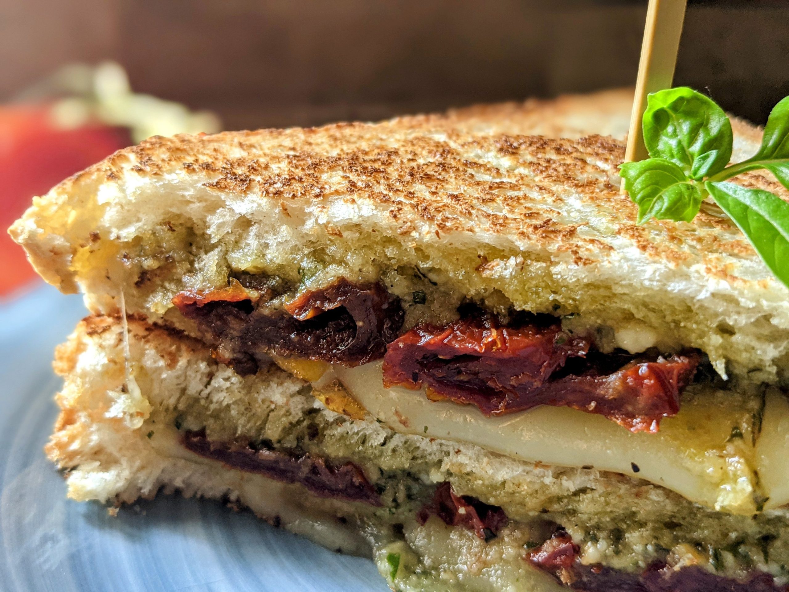 Panino "Caprese" con Pesto, Pomodorini secchi & Mozzarella - Fun&Food
